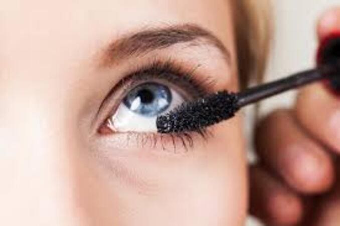 5 Crucial tips you should be following if you wear contact lenses